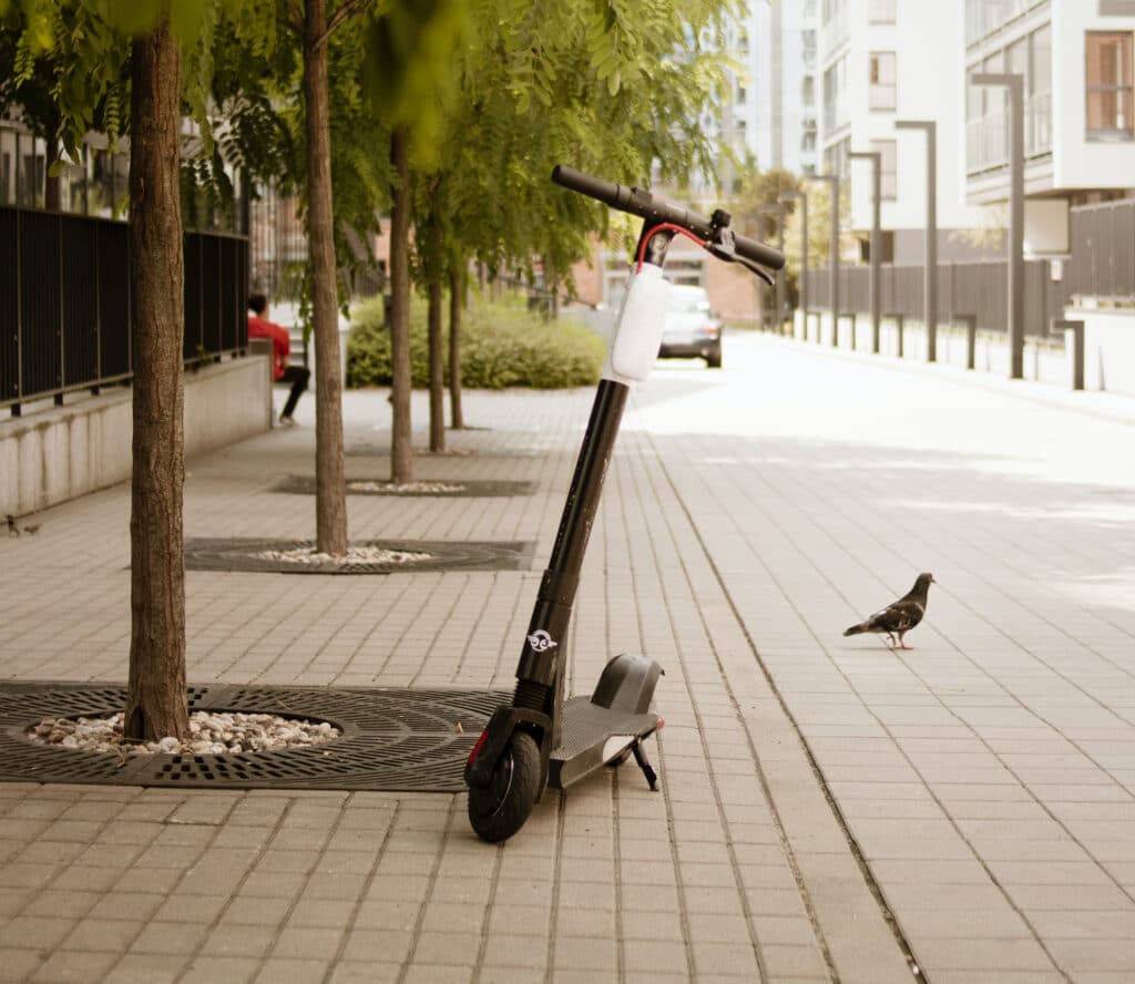 Hulajnogi elektryczne – gdzie i jak można nimi jeździć? - Trinet